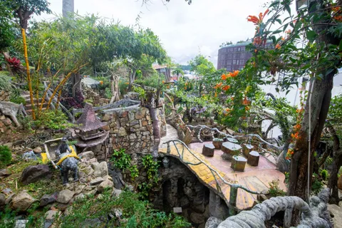 The Weird And Wonderful Maze Bar Of Dalat